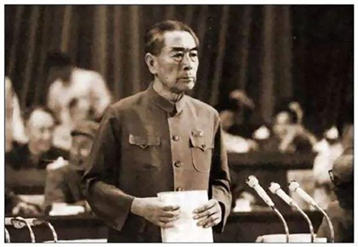 In 1937, Zhou Enlai met with Yan Xishan, and saw one person angrily ...