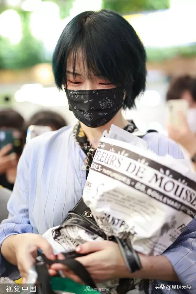 Liu Lian holds a bouquet in her hand, has a good temperament - iNEWS