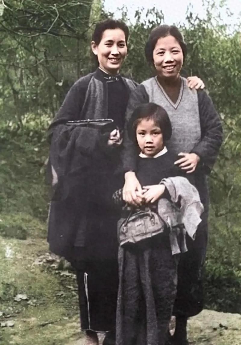 In 1942, Deng Yingchao and Ye Ting's wife took the only photo together ...