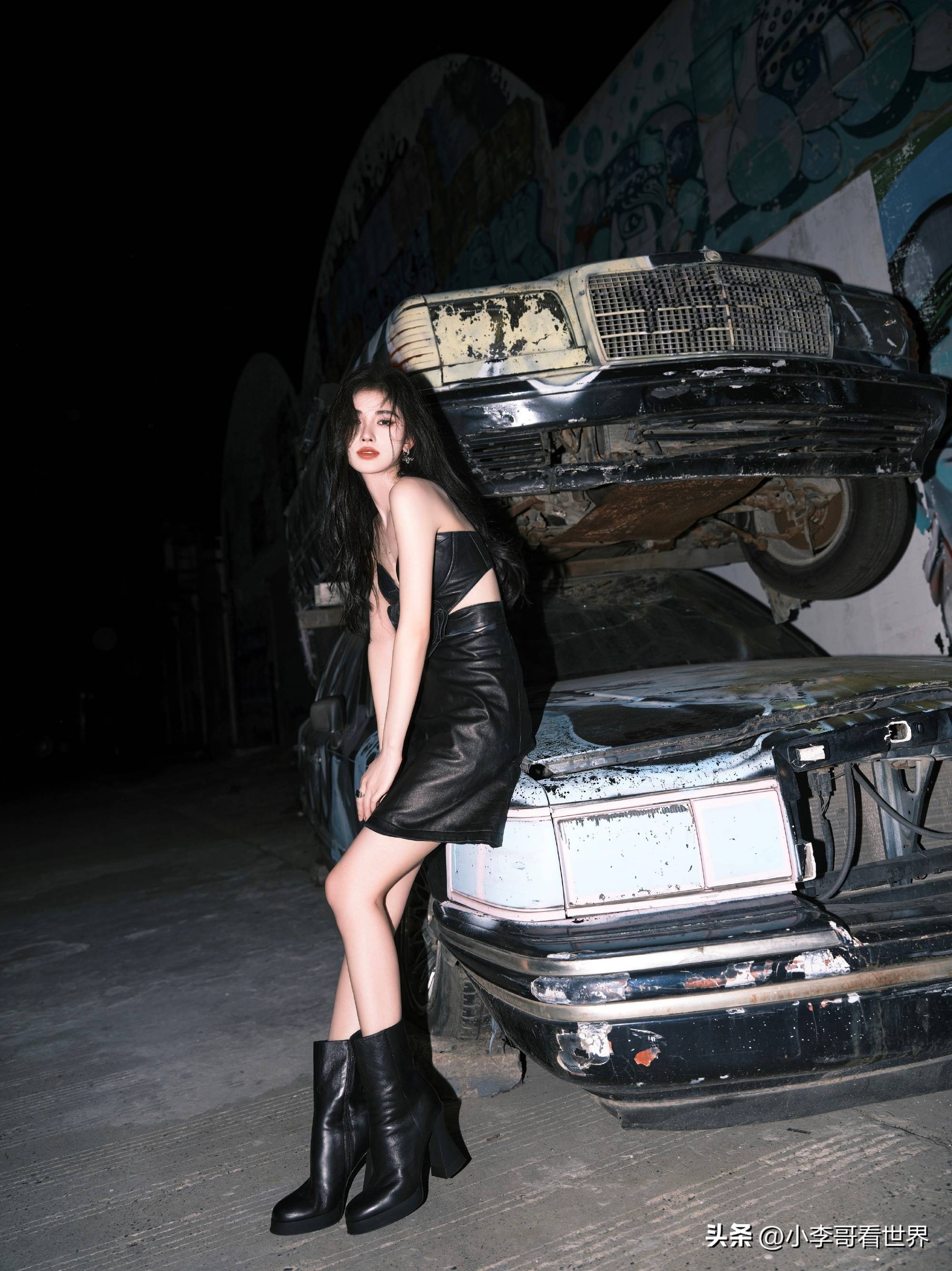 The swimsuit reveals the breasts and waist, Yang Mi, Ju Jingyi, and Yu Shuxin are playing crazy ...