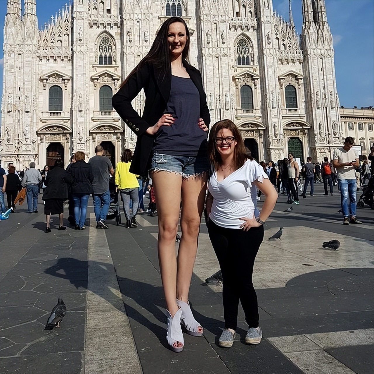 She is the world's most long-legged lady, with a leg length of 132 cm ...