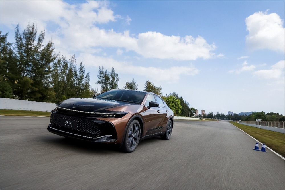 Superb handling: Crown SportCross showcases its superb handling - iMedia