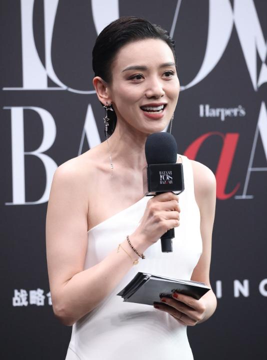 Harper's Bazaar red carpet: Yang Zi's face is as stiff as a stone, Baby ...