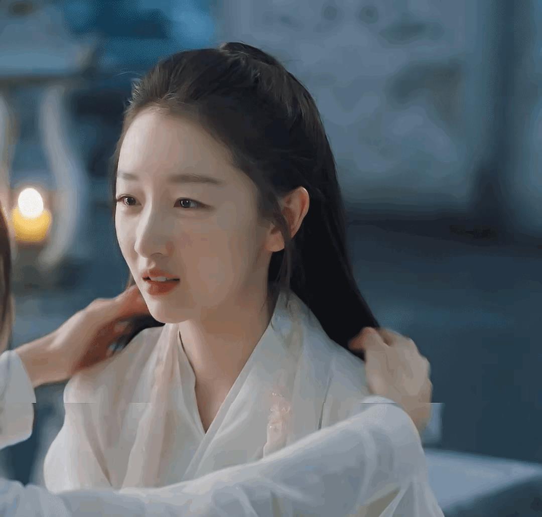 The actress's style is awkward and she shows off her self-beauty with ...