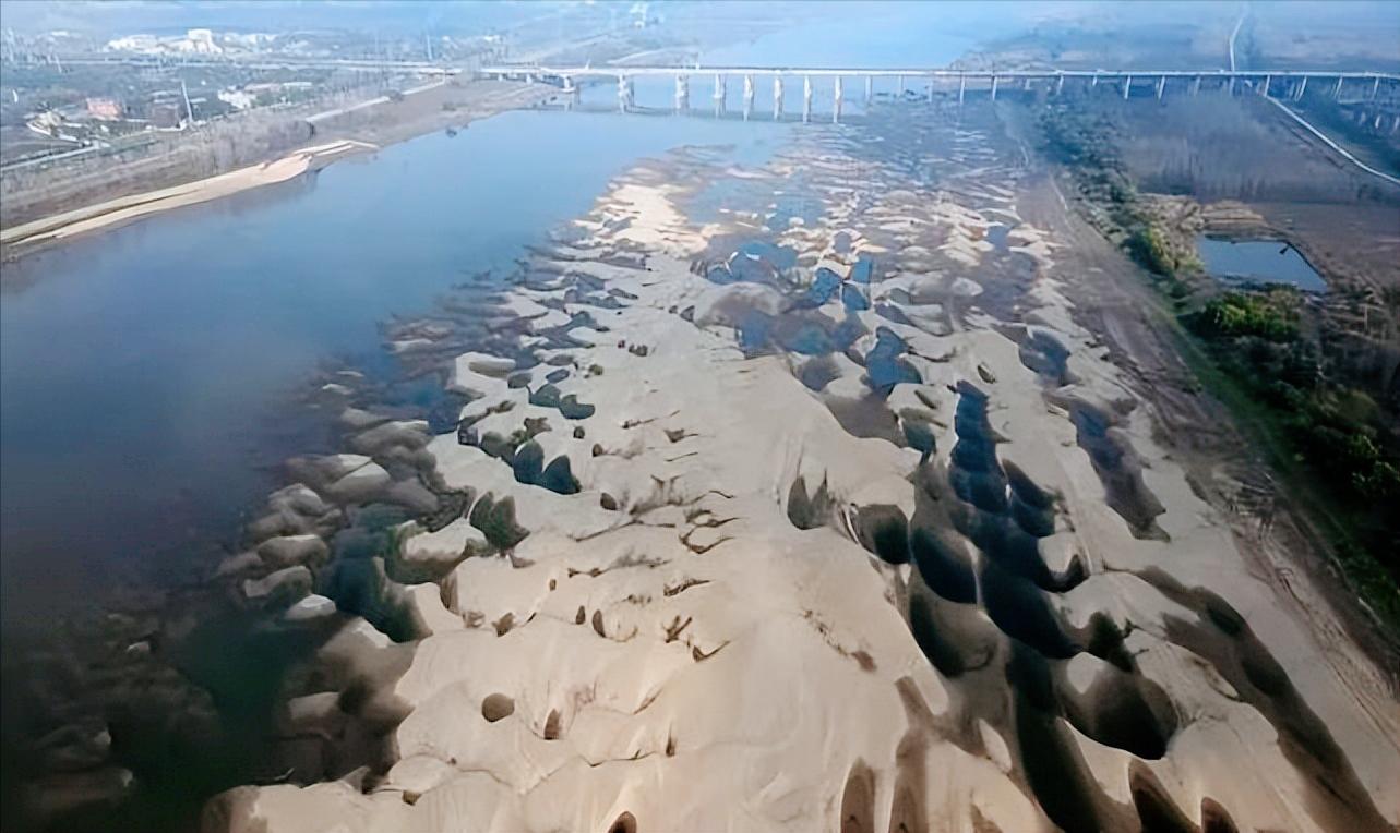After the water level of the Yangtze River dropped, a neat and ...