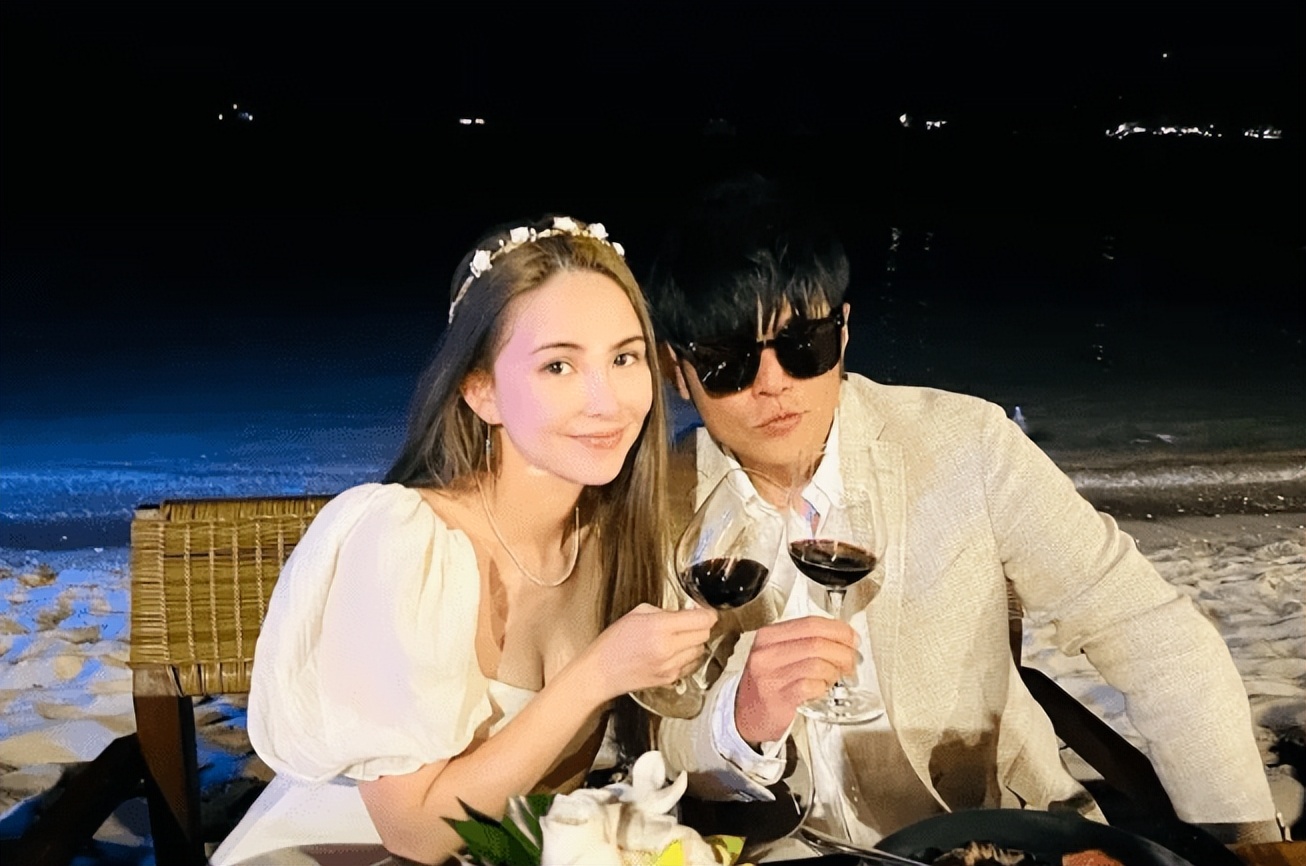 Jay Chou posted a back photo of Kun Ling and his daughter, publicly ...