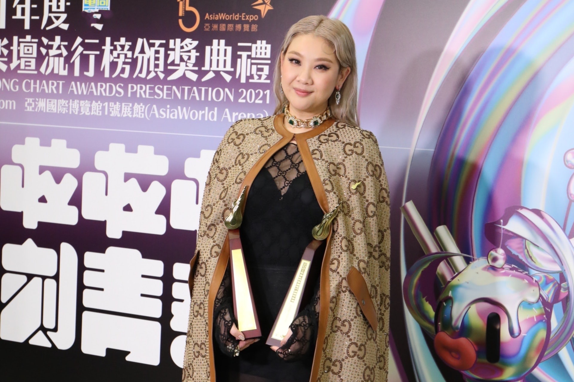 34-year-old Zheng Xinyi won the gold medal for female singer for the ...