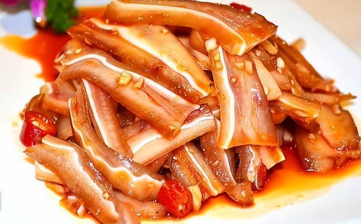 It cost 38 yuan to buy two big pig ears. The meat is too thick and oily ...