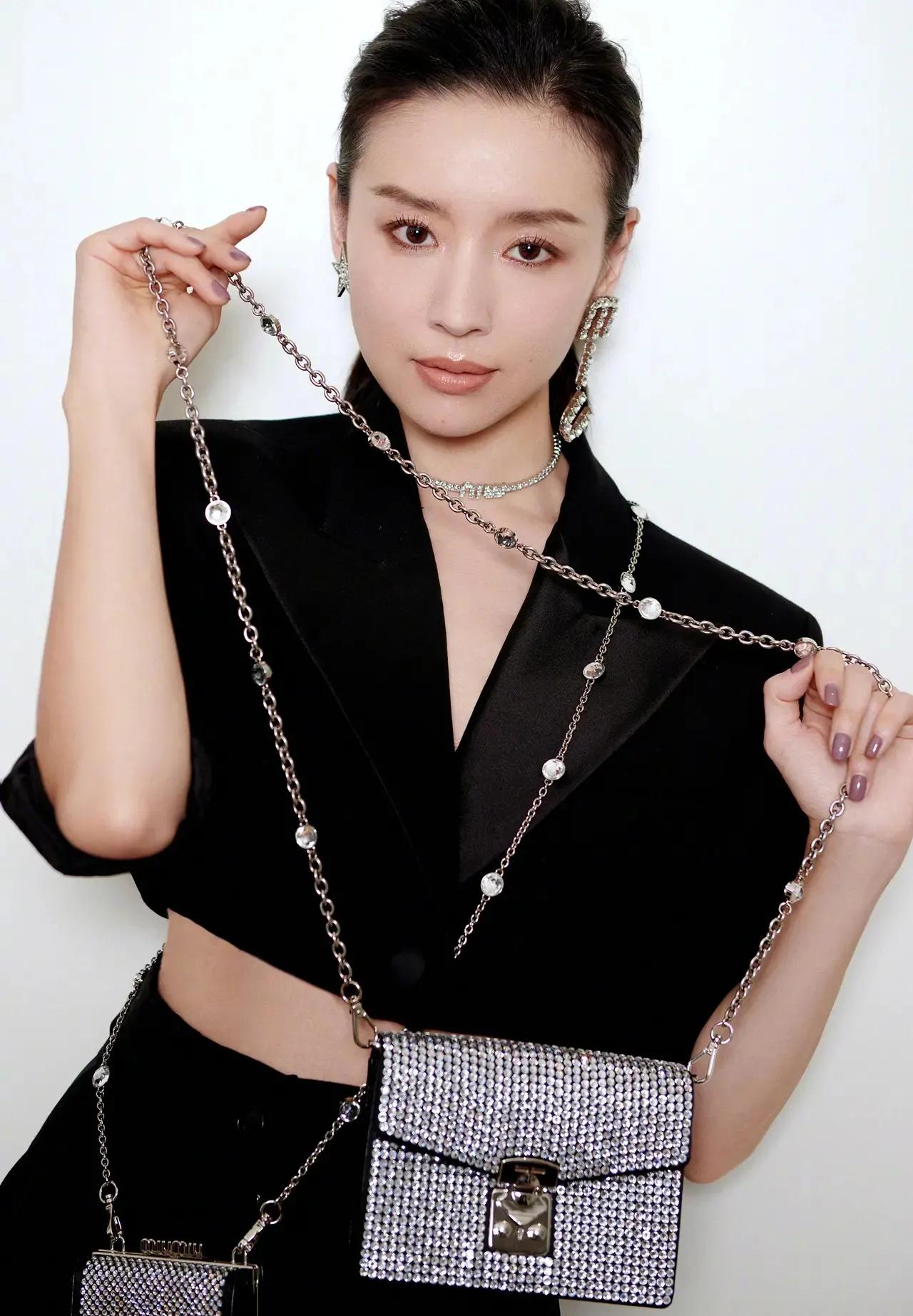 Dong Jie has a sweet smile - iNEWS