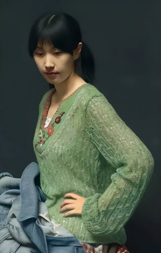 Painter Leng Jun painted a "glove" and sold it for 6.9 million. It was ...