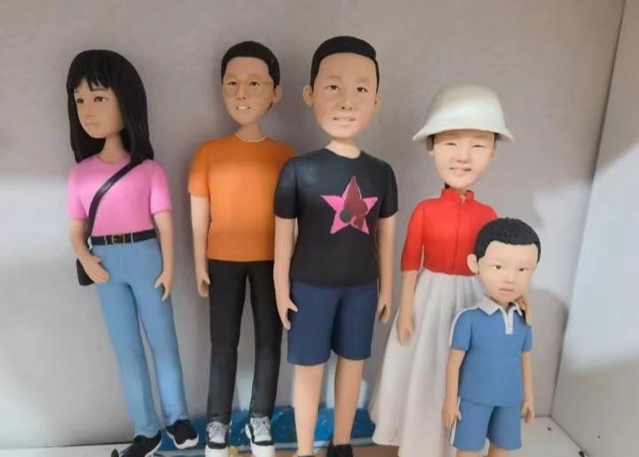 Sun Zhuo's "haircut photo" came out, his expression was serious and a ...