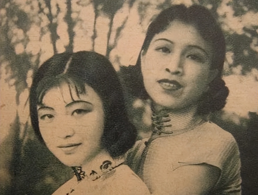 The precious photo of Jiang Qing in the Black Sea in 1953 shows the ...