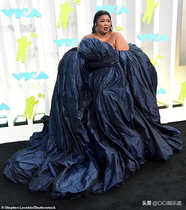 The 280-pound singer Lizzo is dressed in a navy blue dress, and the hot ...