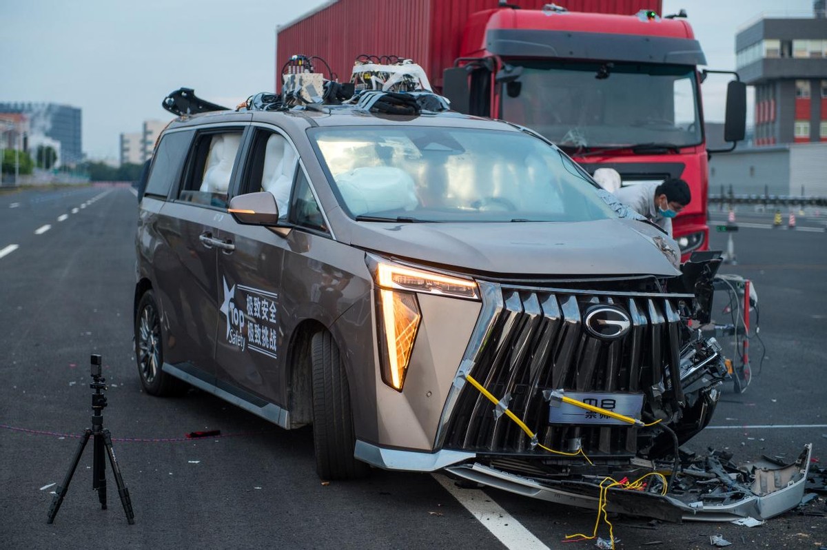 A front and rear flanking extreme collision of a truck justified the ...