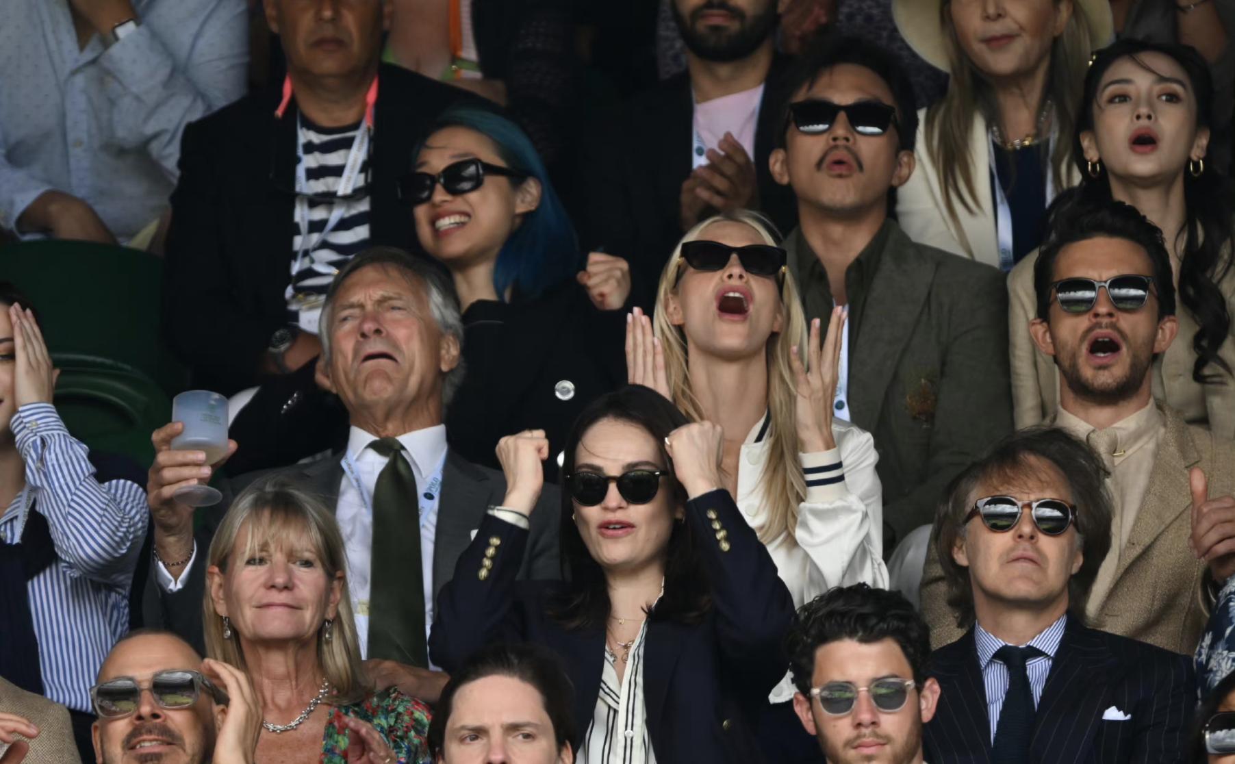 The stars appeared in the UK to watch the Wimbledon final. Deng Chao's ...