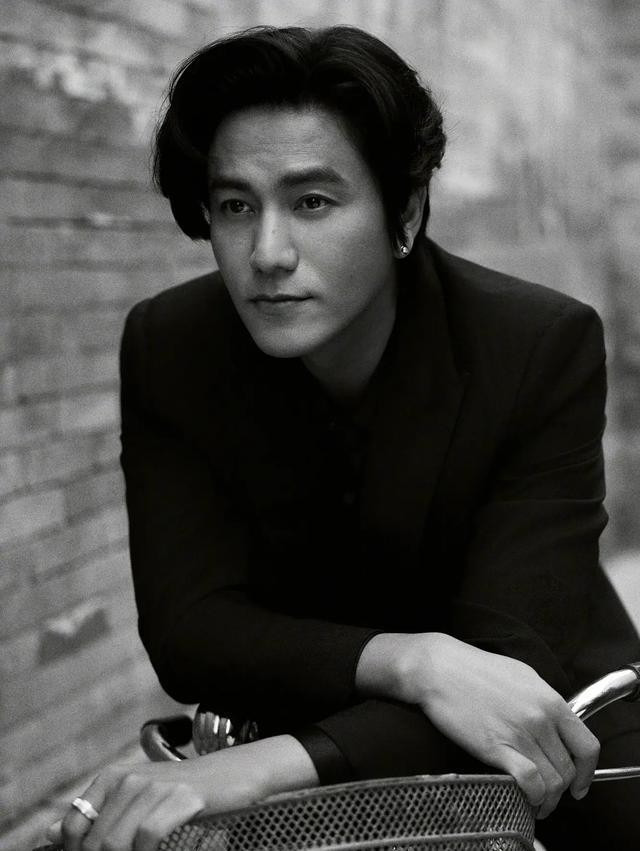 Chen Kun shared a photo of himself and Karen Mok having dinner together ...