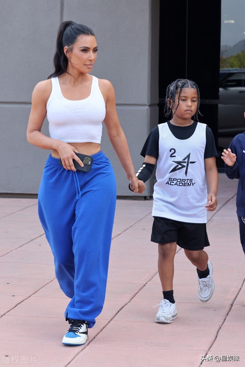 Kim Kardashian is wearing a white navel vest + blue wide-leg pants neat ...