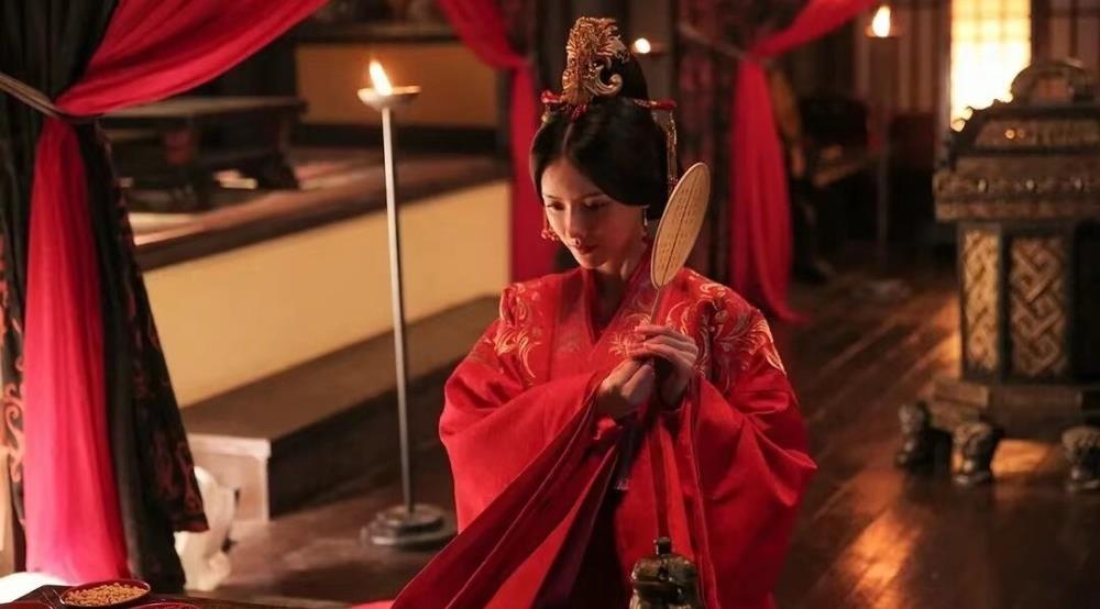 Acting as the "mother" of Yi, Bai Lu, Yang Chaoyue and Jiang Long at ...