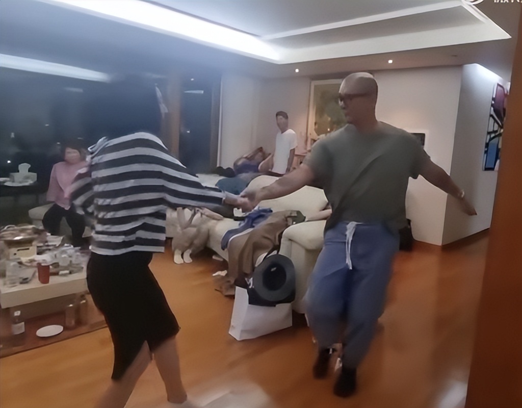 Intimate dance at Little SKoo Jun-yup's house! Mother-in-law and daughter watched with cold eyes ...