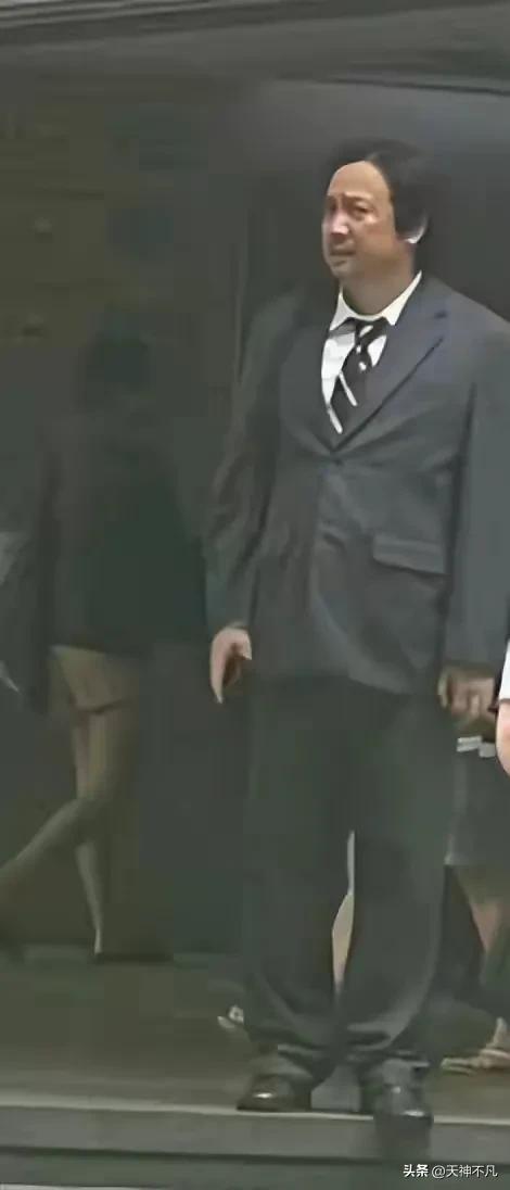 Xu Zheng appeared in Singapore wearing a wig, with a fat figure and a ...