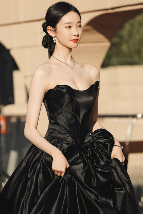 Actress red carpet Douyan!Zhang Yuxi has beautiful legs, Ni Ping wears ...