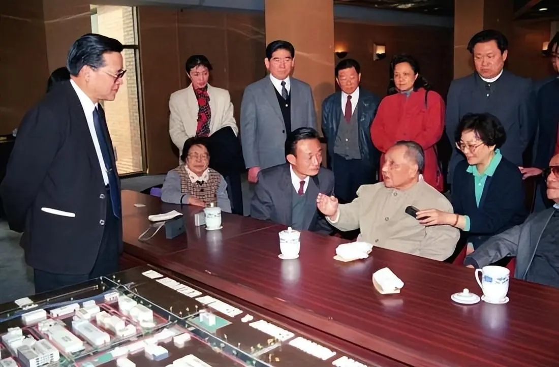 Deng Gong inspected Shanghai for the last time in 1994. Before leaving ...