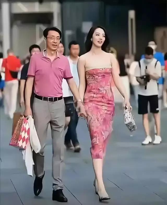 The undeleted photos of "Ms. Dong" leaked out. She is so beautiful. No wonder Mr. Hu is locked ...