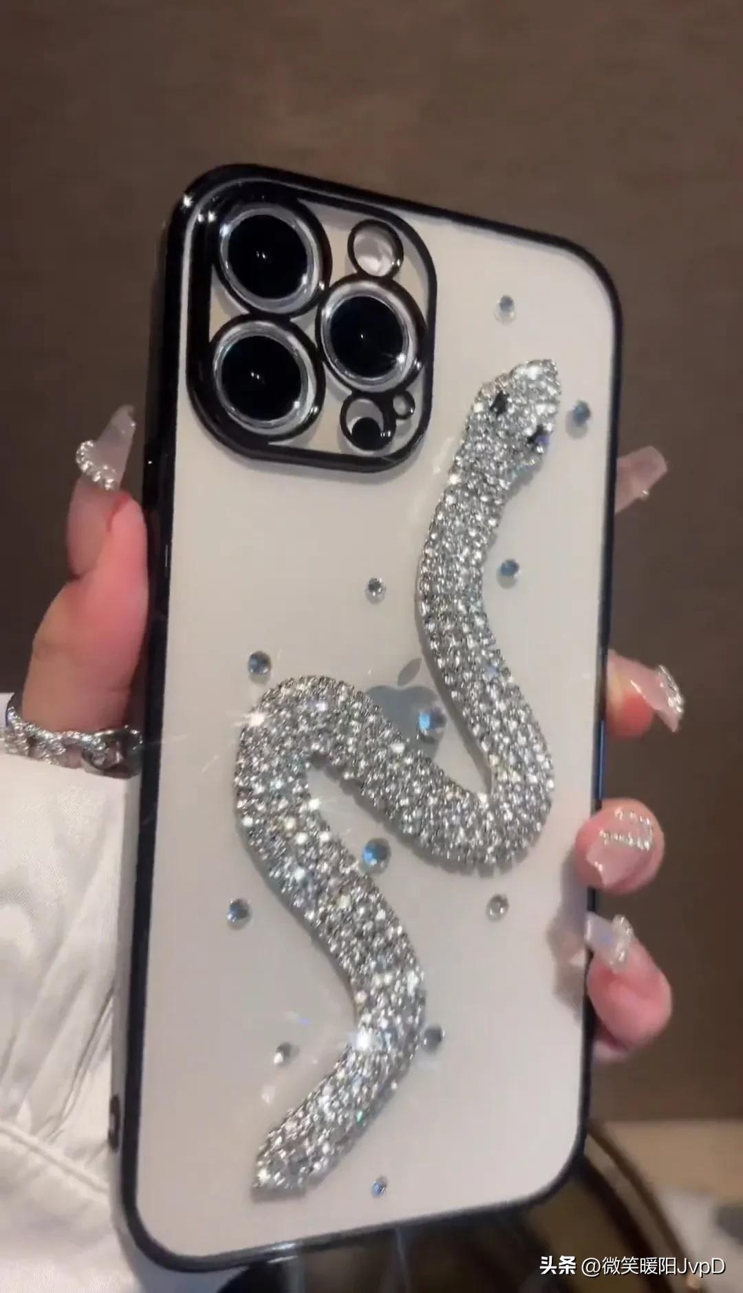 Famous actress Di Lieba likes to play with snakes because she is not ...