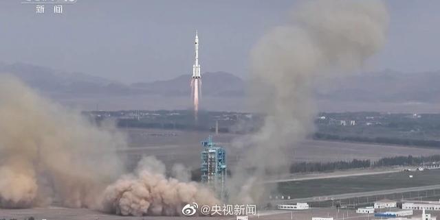 "It's so cool to ride a rocket," a netizen shouted to Gui Haichao: "03 ...