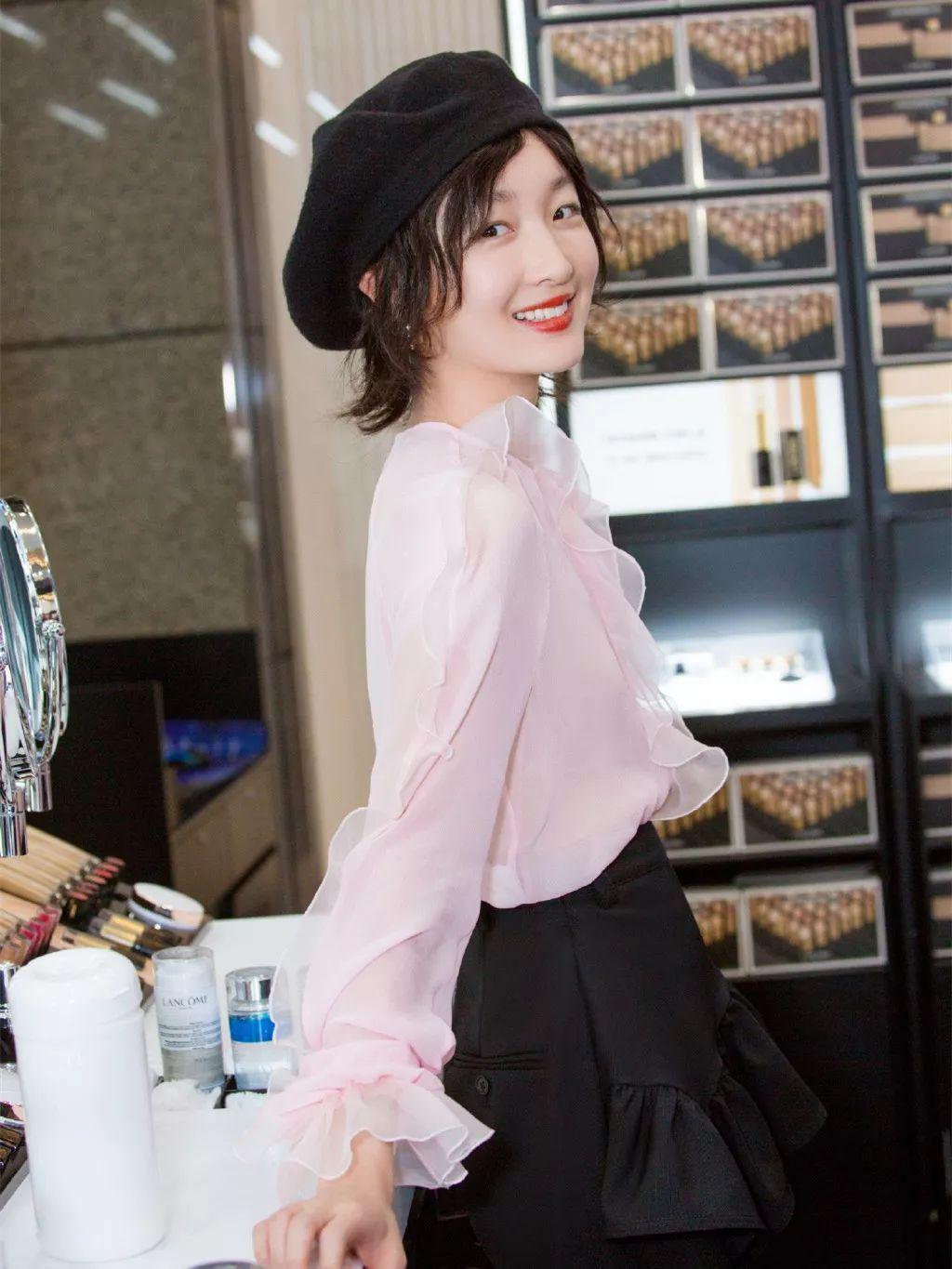 The autumn wind is bleak. Smart women like to wear hats when they go ...