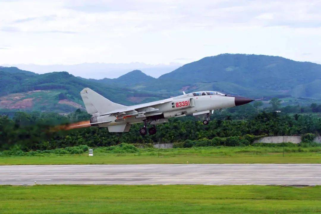 An airspace in the South China Sea!Hainan Airlines high-profile display ...