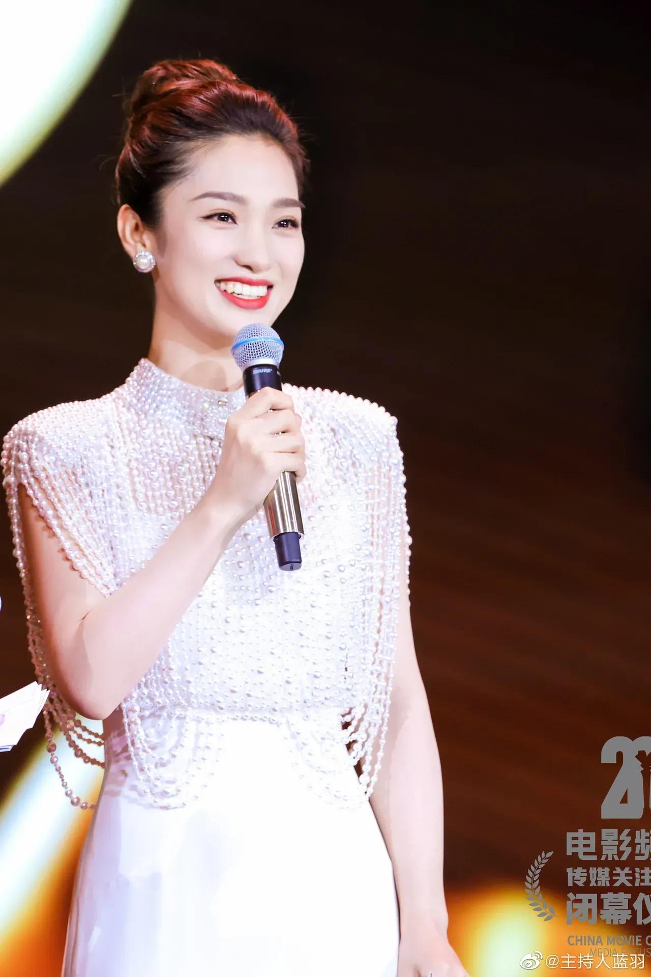 Elegant host Lan Yu - iMedia