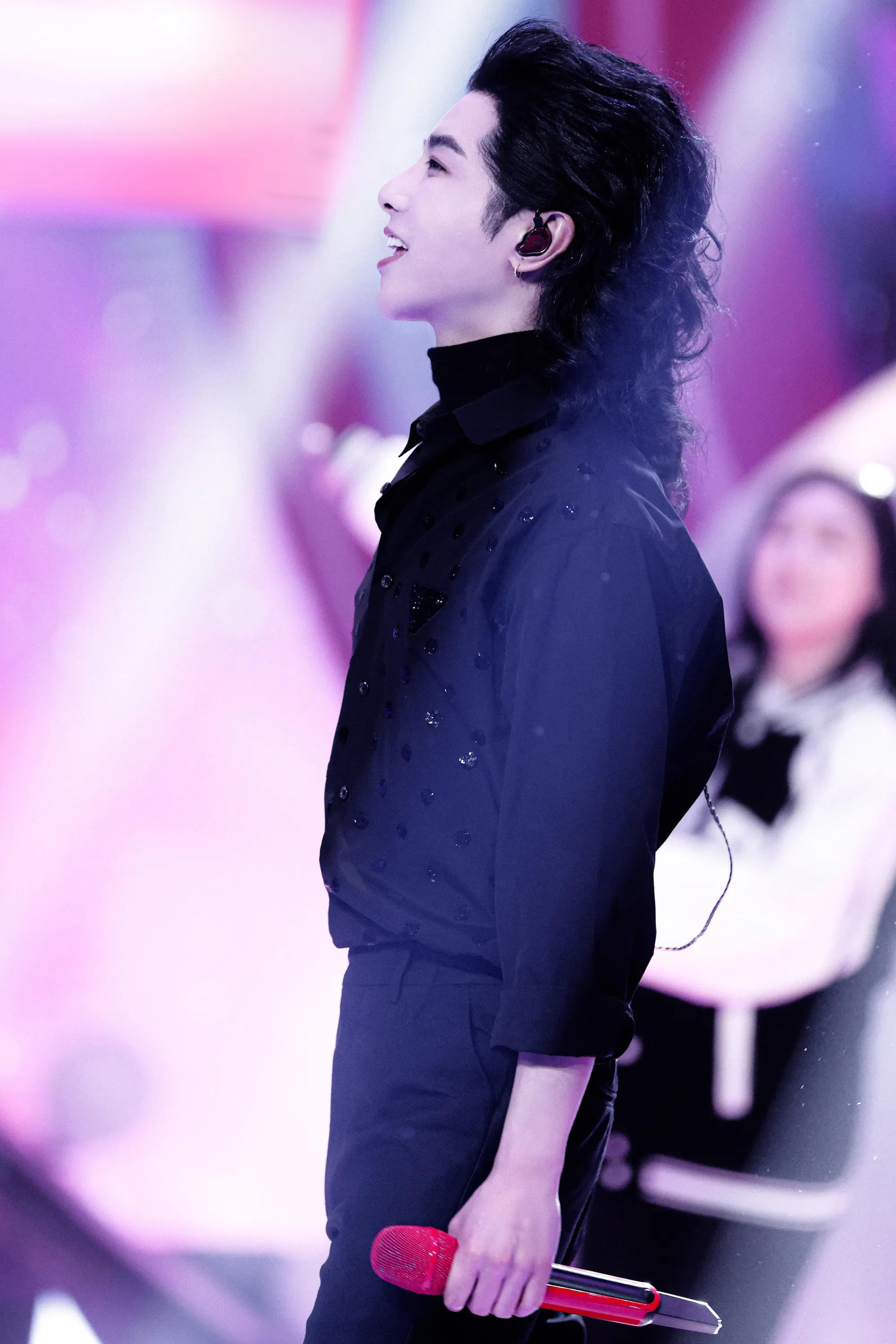Powerful singer Hua Chenyu takes the stage to sing Hunan Satellite TV ...