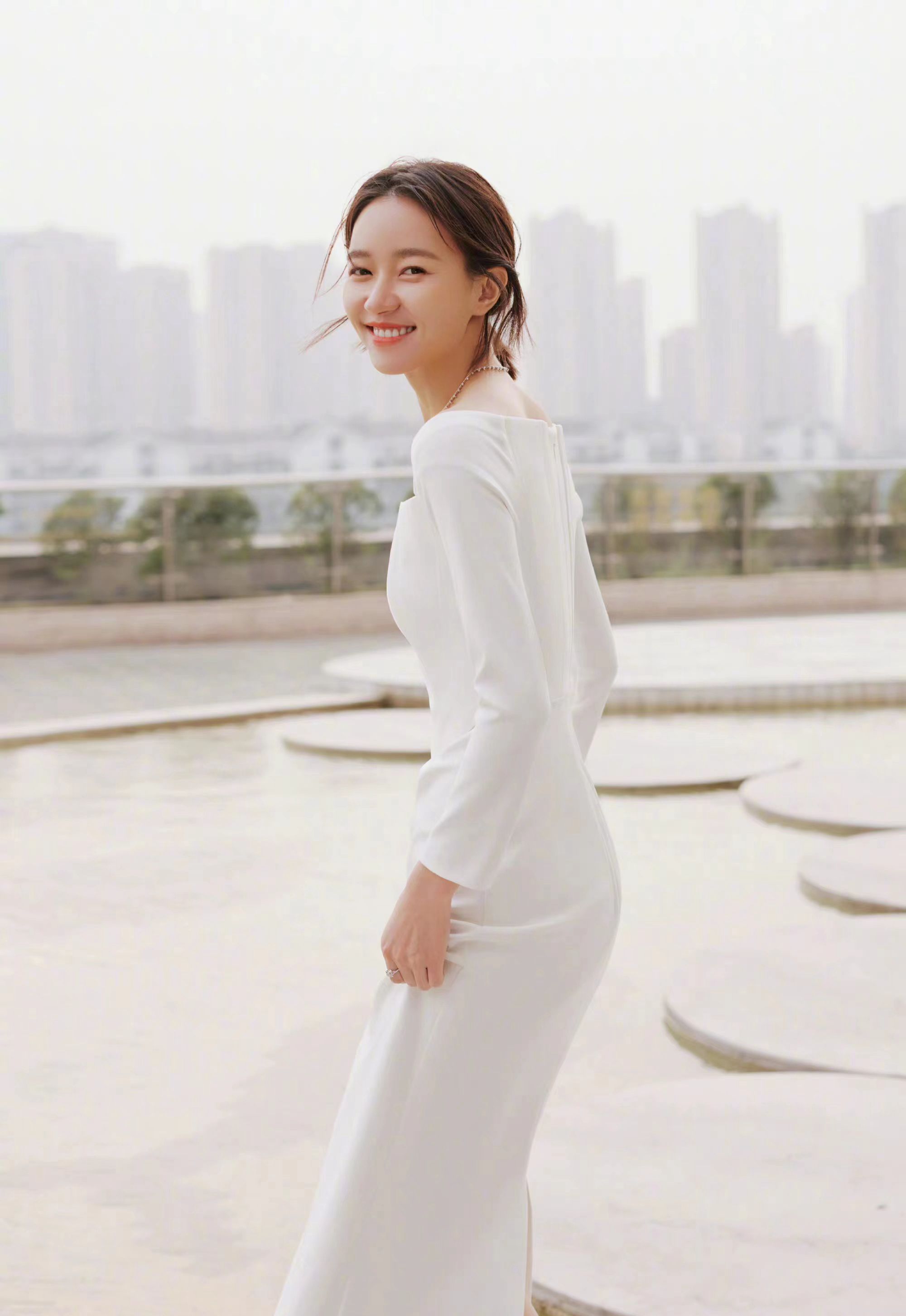 Jiao Junyan has long hair, her ponytail is gentle and quiet, and she ...