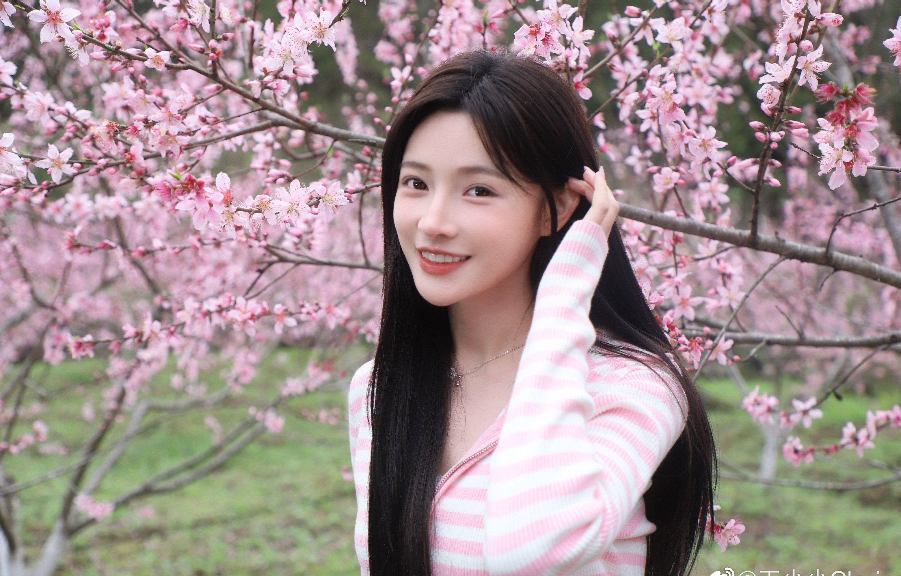 Wang Xiaoxiao's flowing long hair and sweet smile photo - iMedia