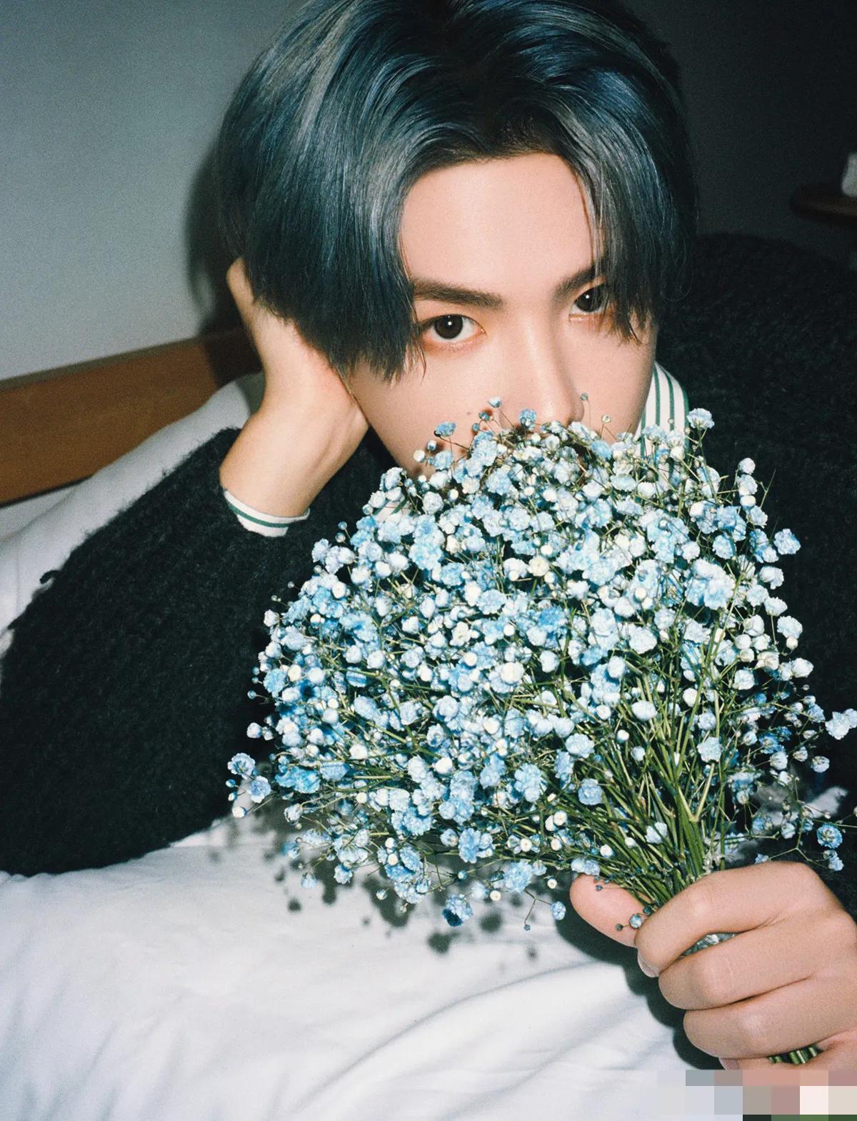 Huang Minghao's birthday photo, blue-haired Xiao Jia, blue gypsophila ...