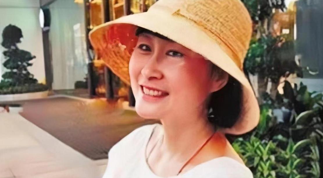 After Feng Xiaogang's remarriage, his ex-wife Zhang Di was left alone ...