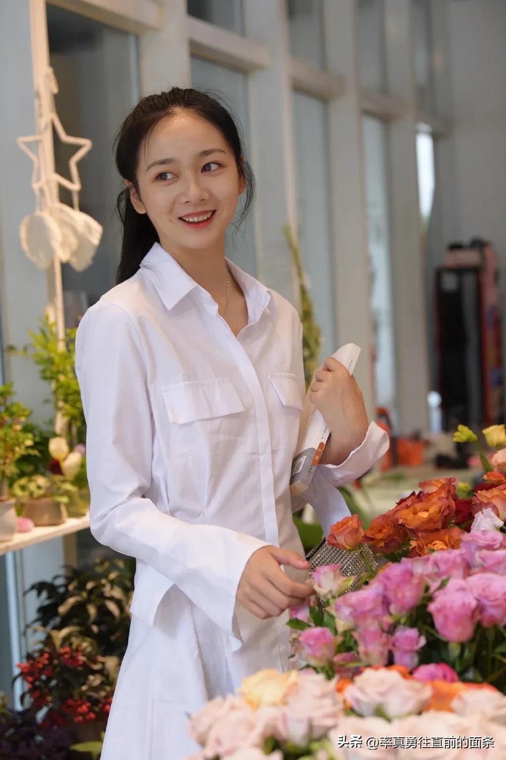 Playful and lovely flower shop girl, fresh and natural beauty - iNEWS