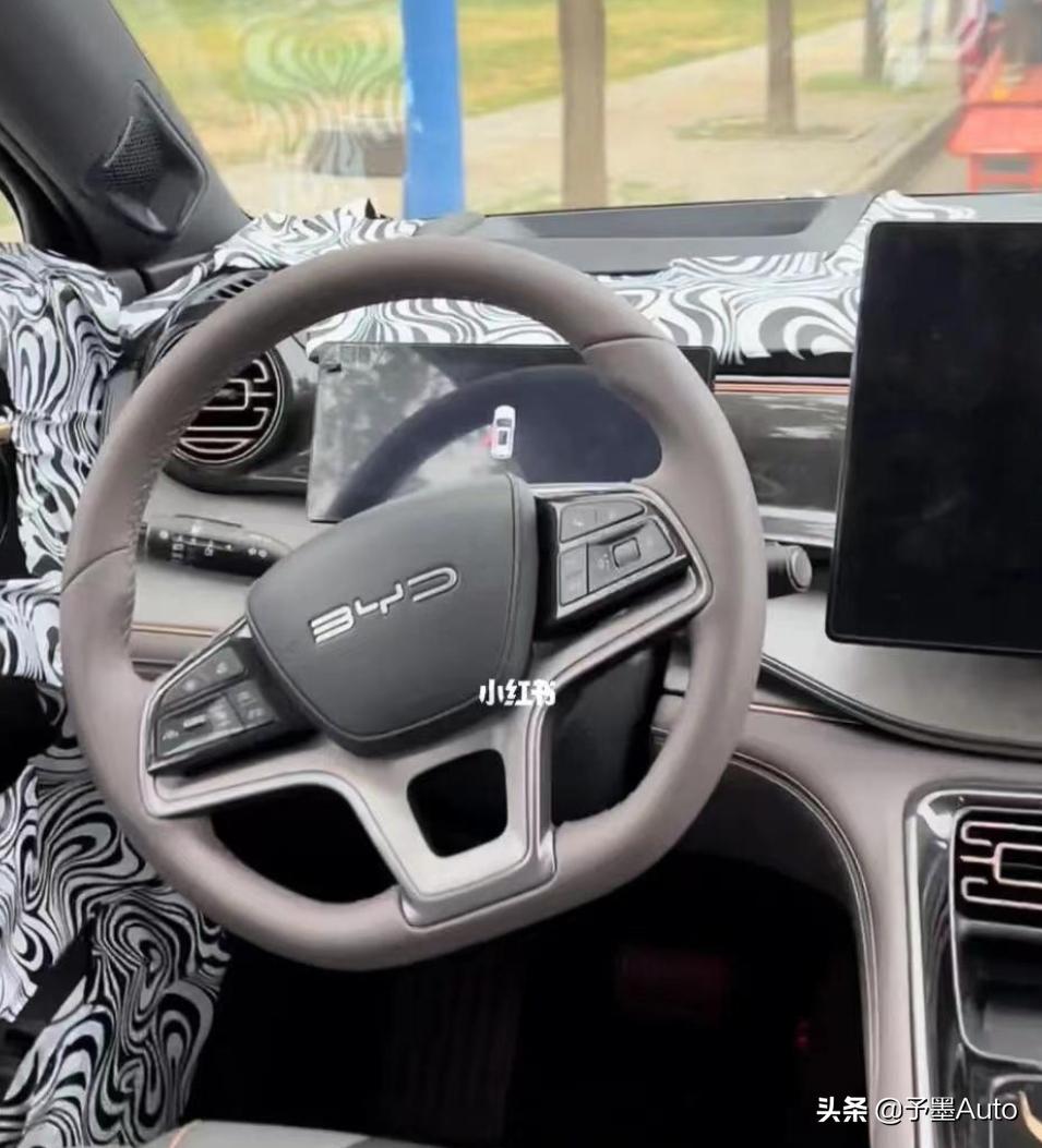 The interior of the warship's first SUV-Destroyer 07 is exposed, and ...