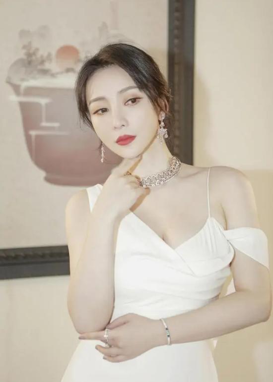 Liu Yan appeared wearing a pink suspender skirt, and the shoulder straps slipped off causing ...