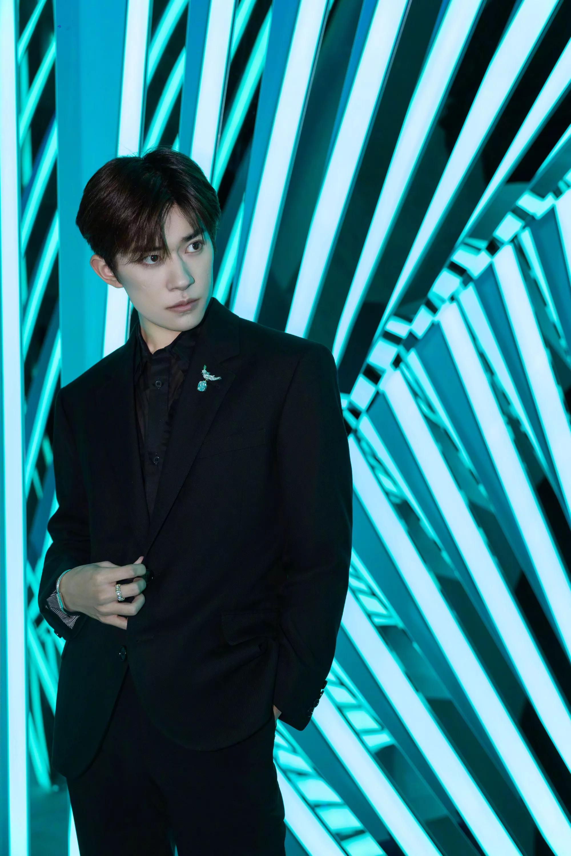 Yi Yangqianxi wore the "Bird on the Stone Brooch" to attend Tiffany's ...