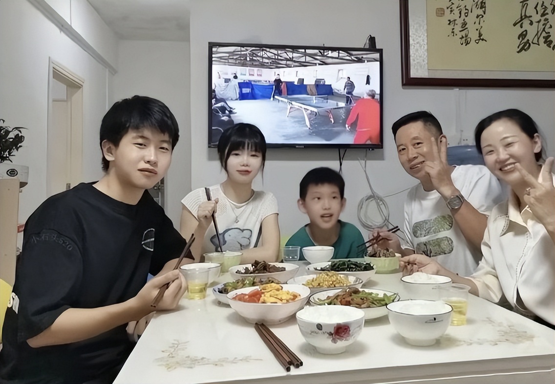 Sun Zhuo celebrates his sister Sun Yue's birthday with a smile on his ...