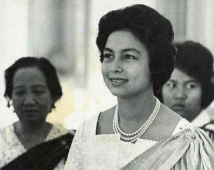 Queen Monineath gave birth to King Sihanouk with two sons, one like an ...