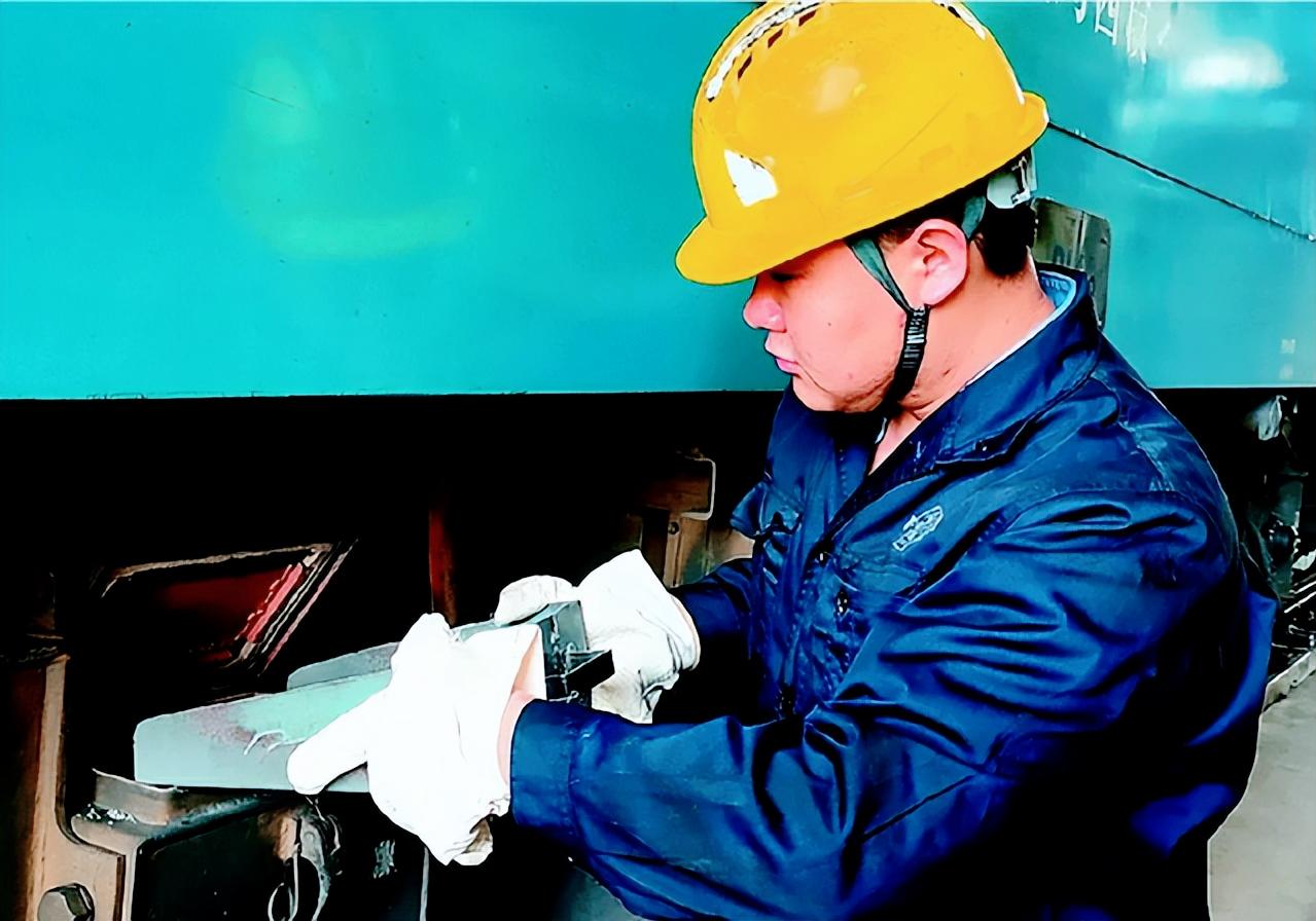 Incredible train "sandblasting", why do you want to blast sand on the ...