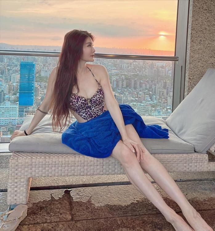 53-year-old martial arts star Yang Lijing shows off her figure in a swimsuit, with long legs and ...