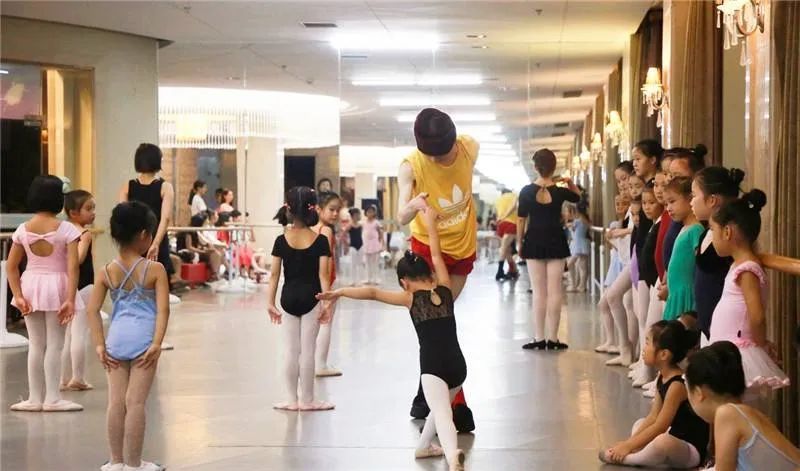 He is Yang Liping's apprentice, he doesn't know how to wash and cook ...