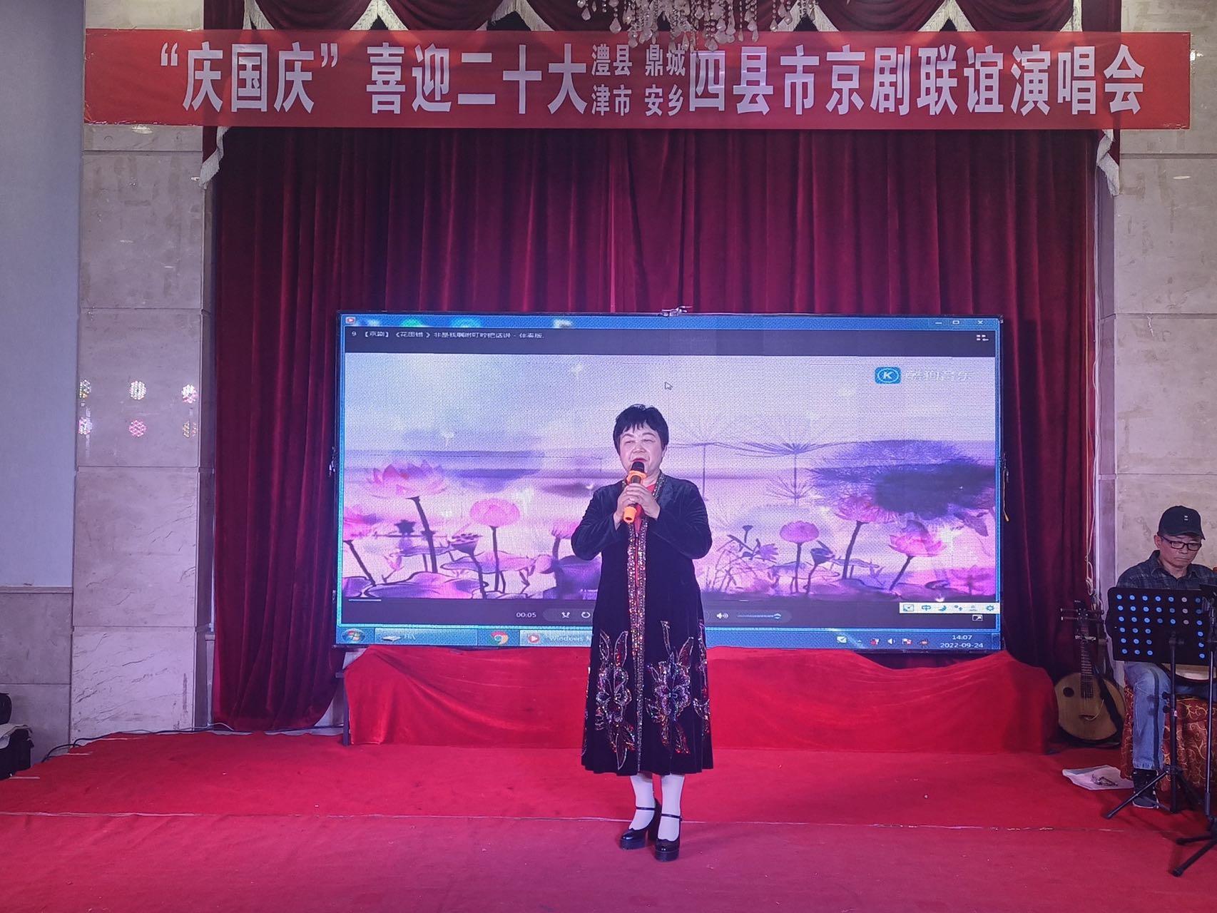 The gongs and drums sang the triumphant song on the silk bamboo ...