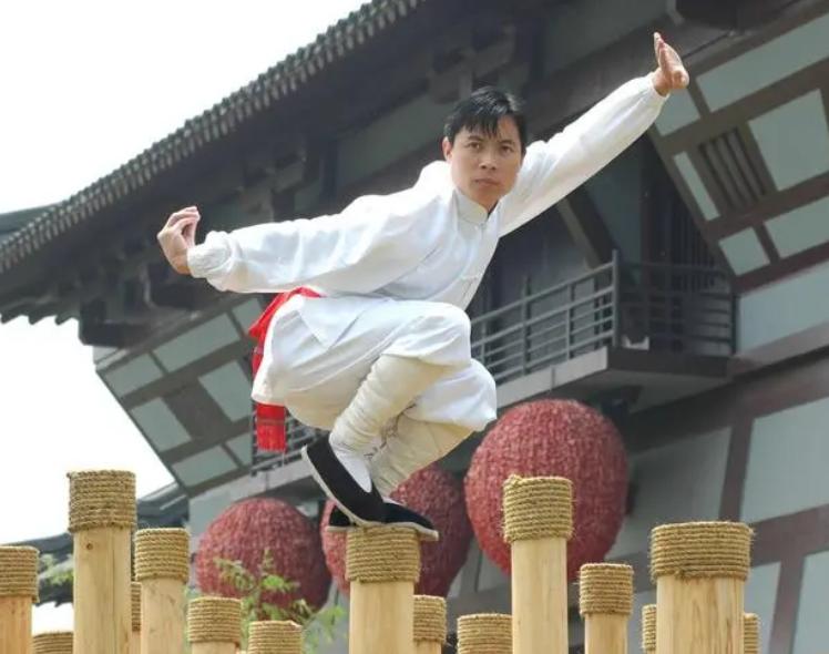 The 77-year-old Master Hai Deng used two-finger meditation to stand ...