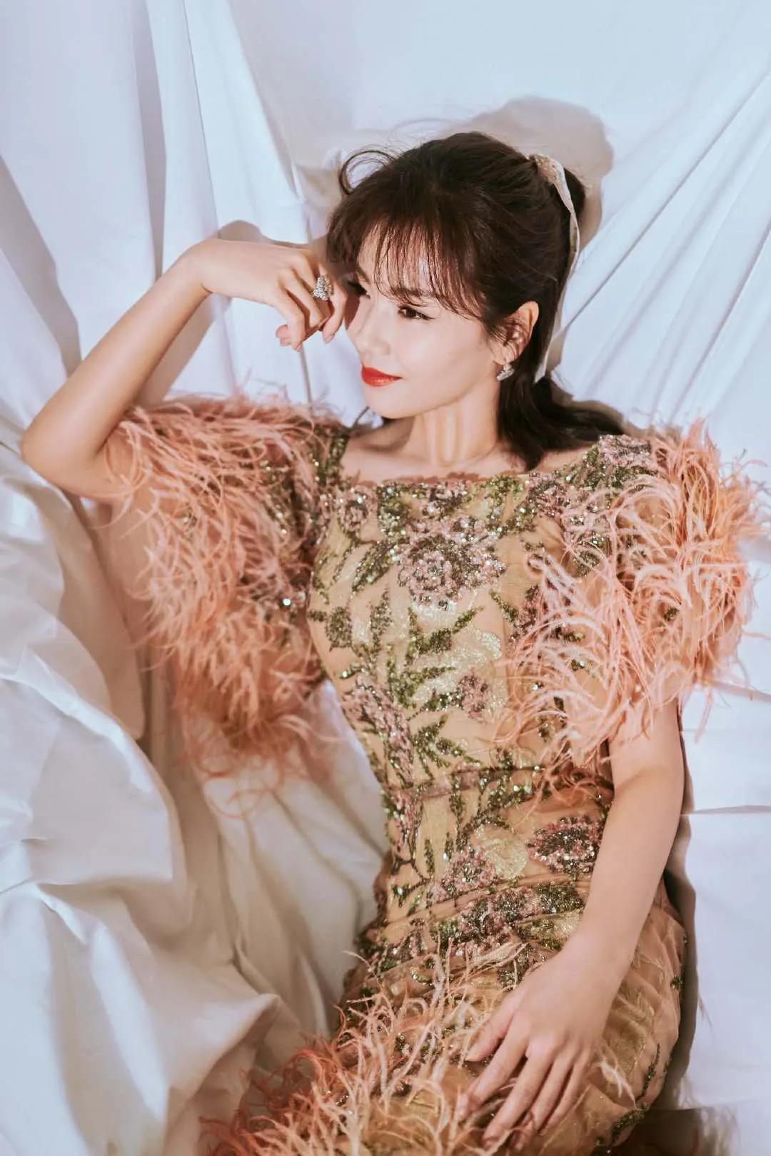Golden elegant queen dress - Liu Tao - iNEWS