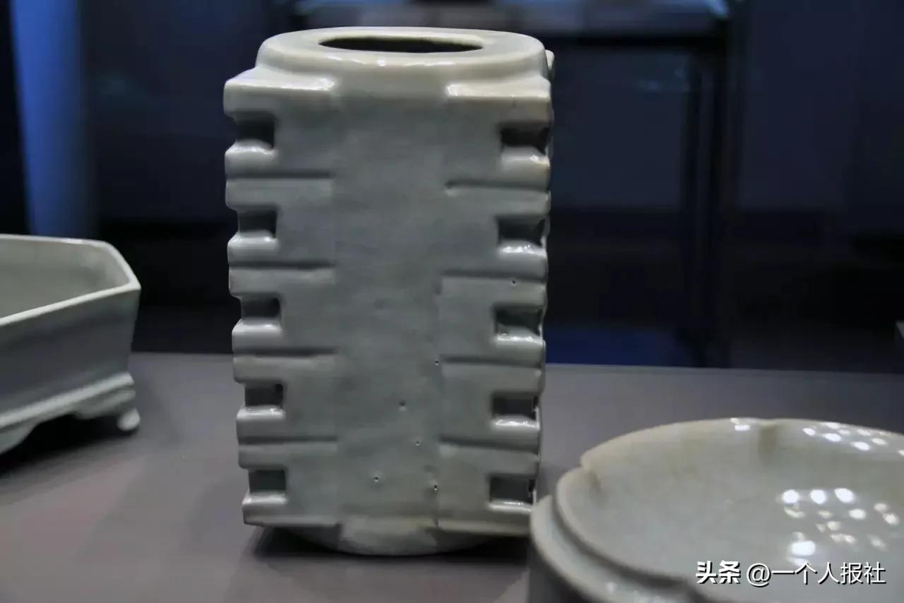 The Five Great Official Kiln Porcelains of Ru, Guan, Ge, Jun, Ding and ...